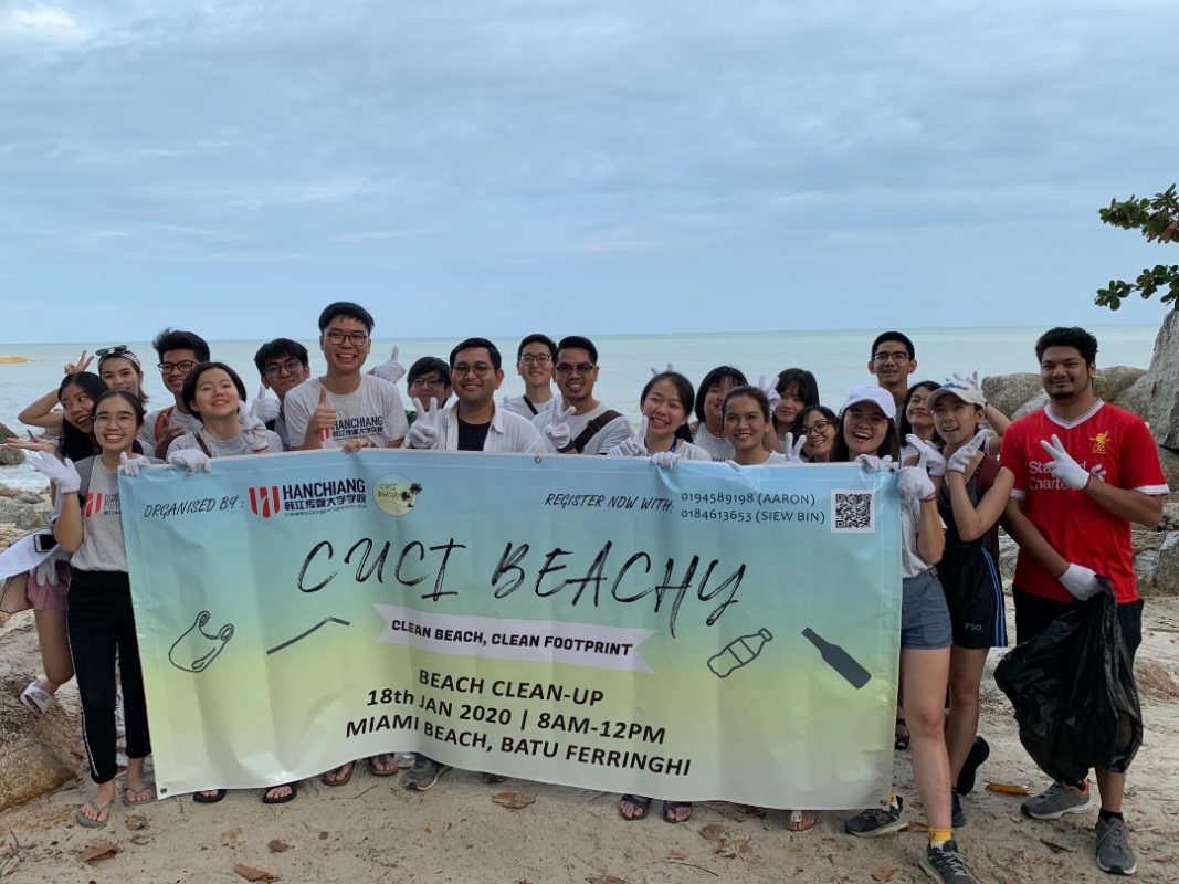 HCUC students and staff spruce up beach | Buletin Mutiara