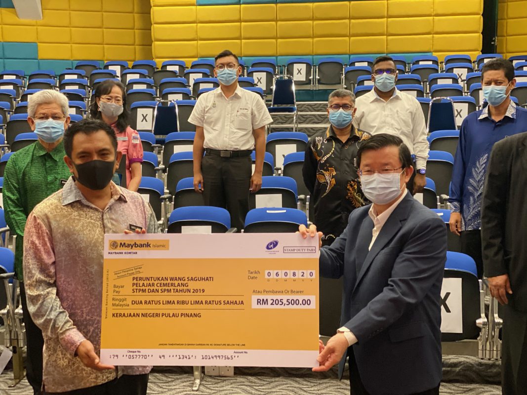 Students rewarded for excellent SPM and STPM results | Buletin Mutiara