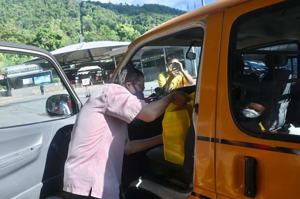 Food baskets for school bus drivers | Buletin Mutiara