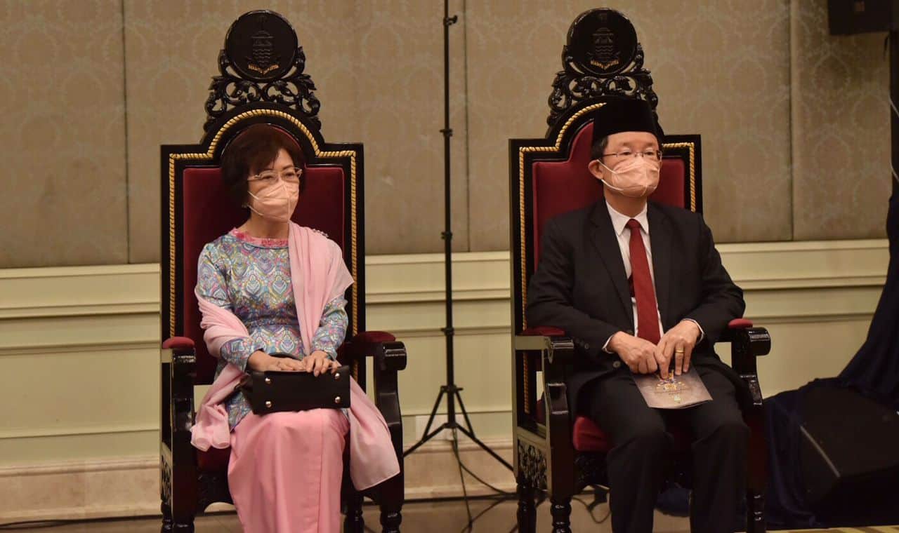 Toh Puan Khadijah terima anugerah Darjah Utama Pangkuan Negeri ...