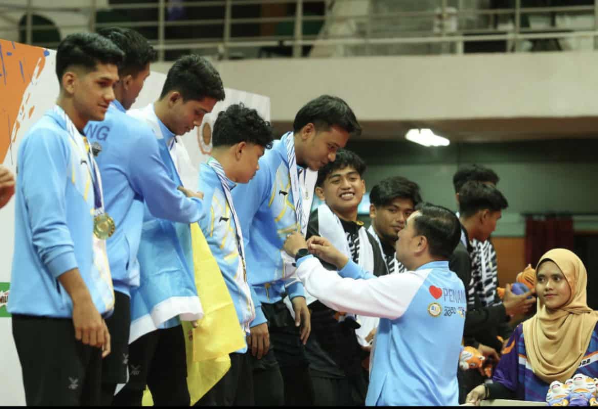 Atlet sepak takraw regu lelaki Pulau Pinang raih emas | Buletin Mutiara