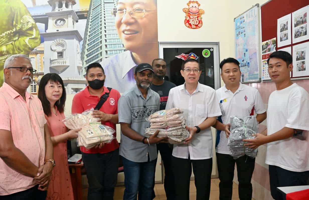 Guan Eng hands out aid to Air Putih folk and organisations, against ...