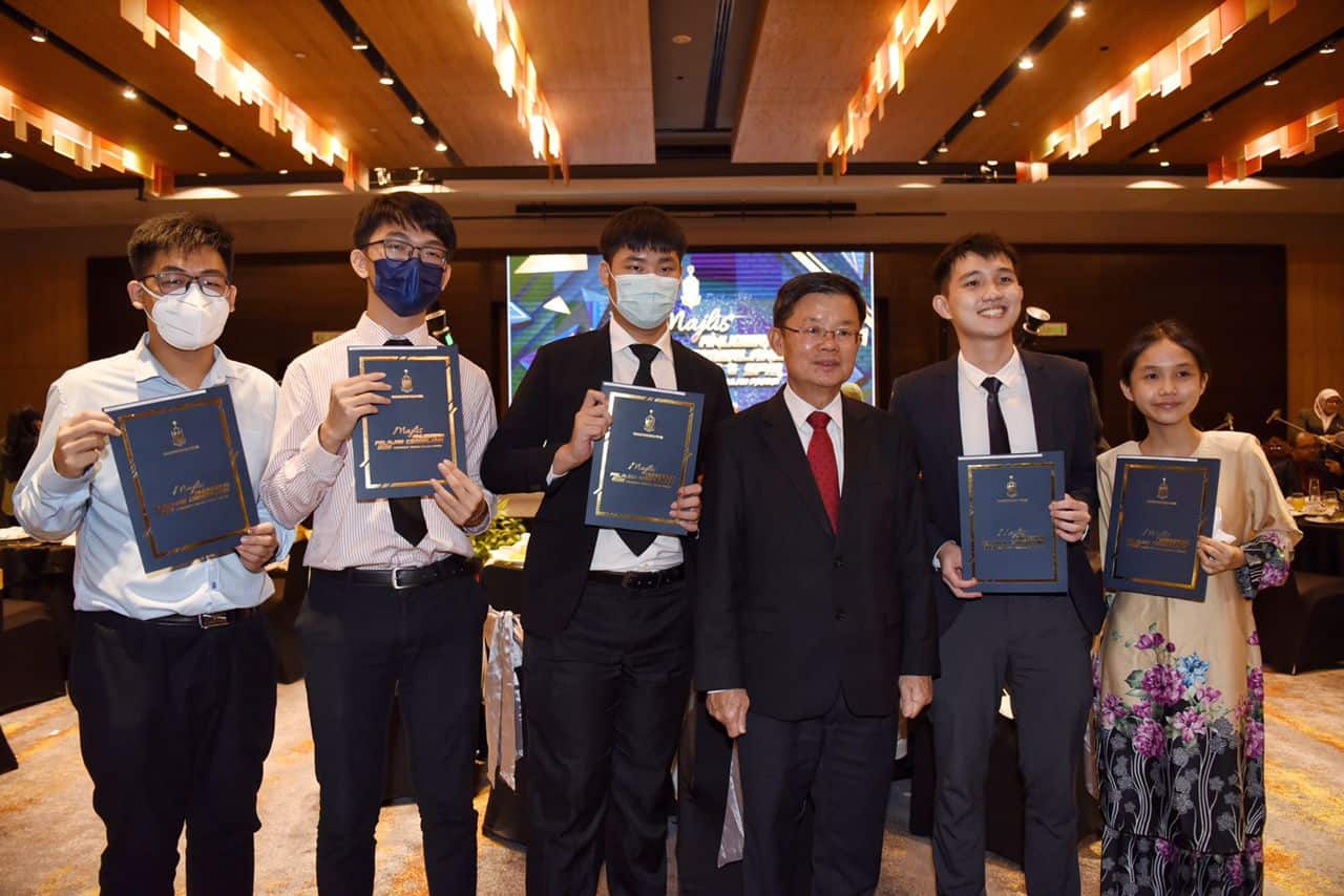 313 top SPM and STPM students in Penang get awards | Buletin Mutiara