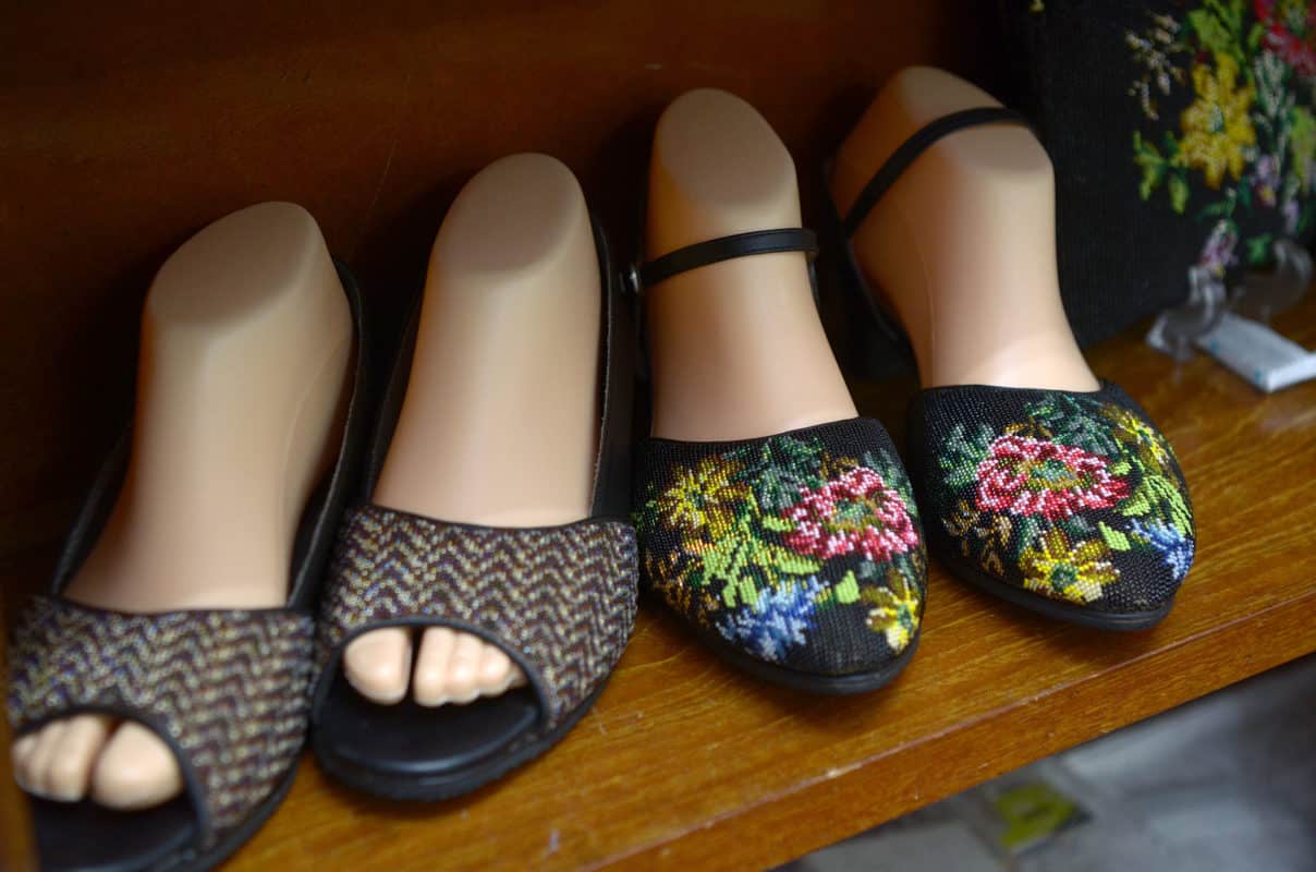 Nyonya beaded shoemaker delights in passing on legacy | Buletin Mutiara