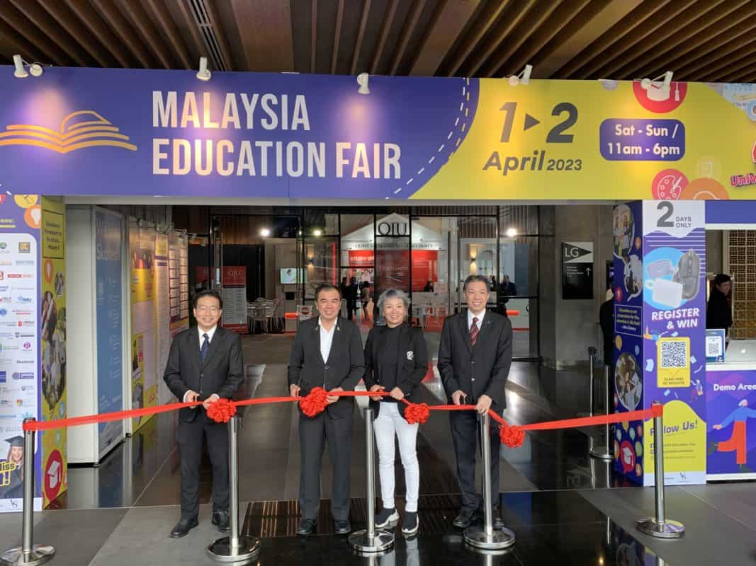 Good crowd on first day of education fair | Buletin Mutiara