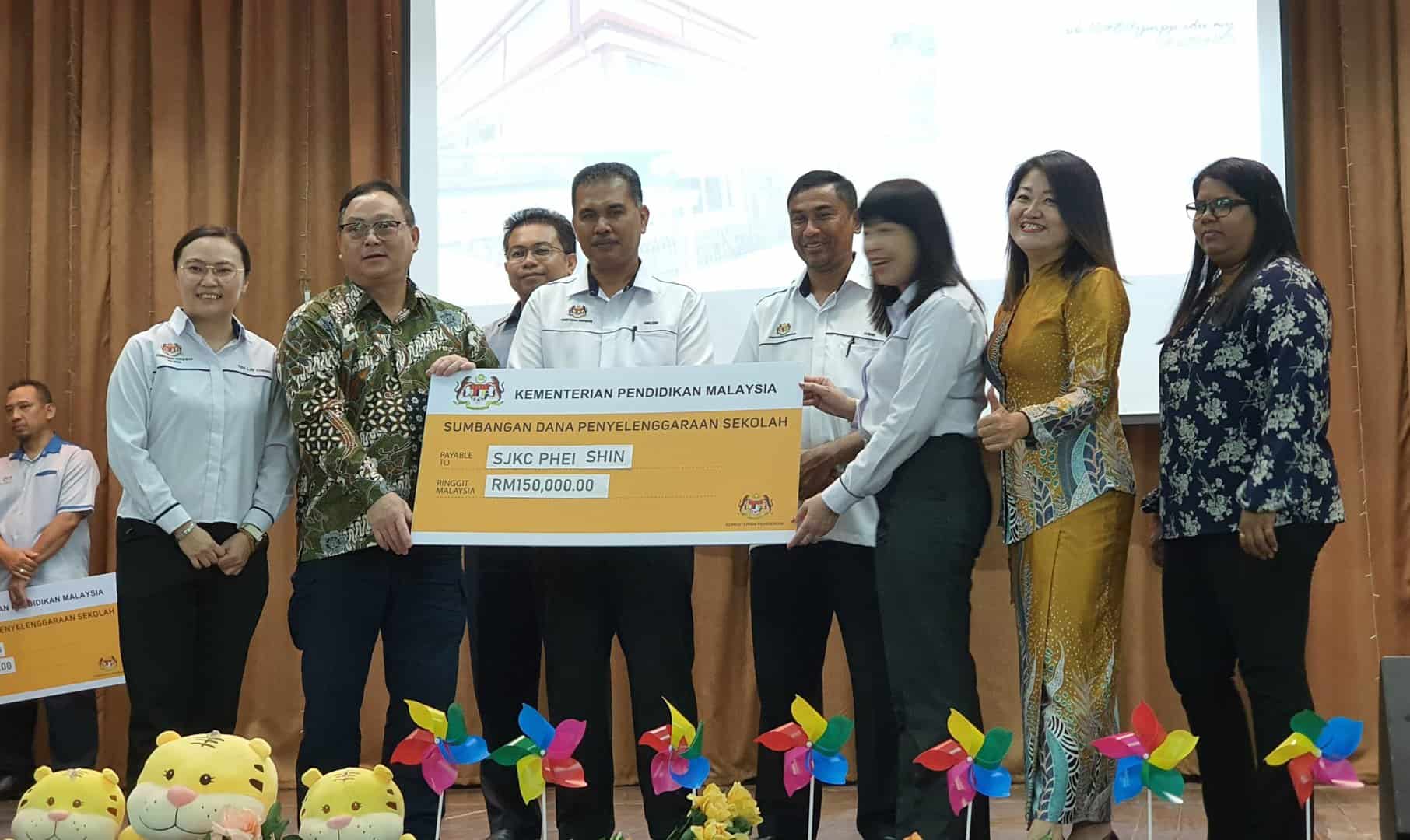 Eight more schools in Penang receive aid from MoE | Buletin Mutiara