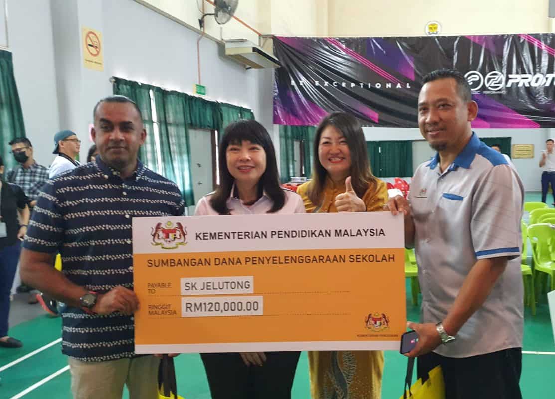 Eight more schools in Penang receive aid from MoE | Buletin Mutiara