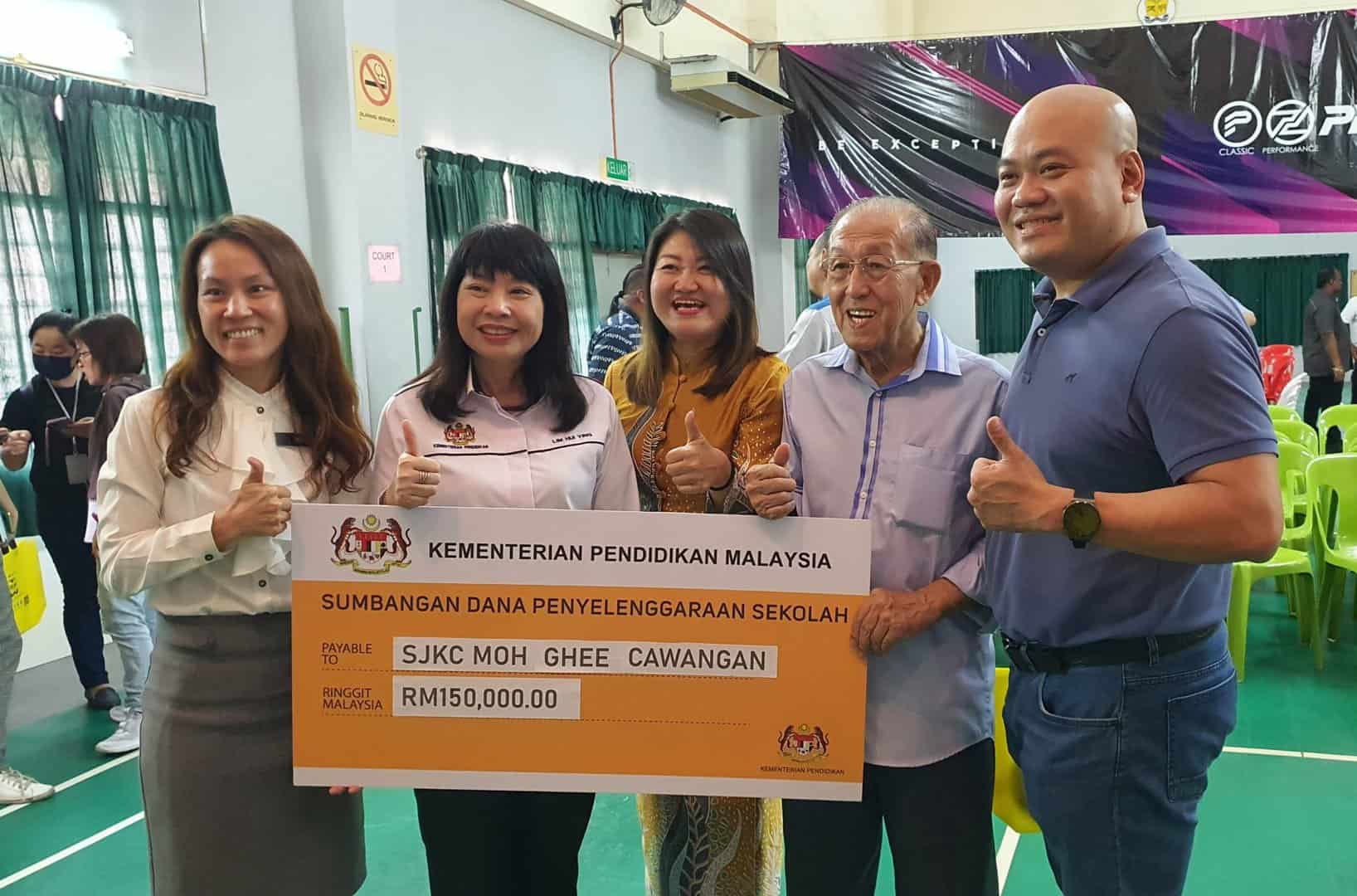 Eight more schools in Penang receive aid from MoE | Buletin Mutiara