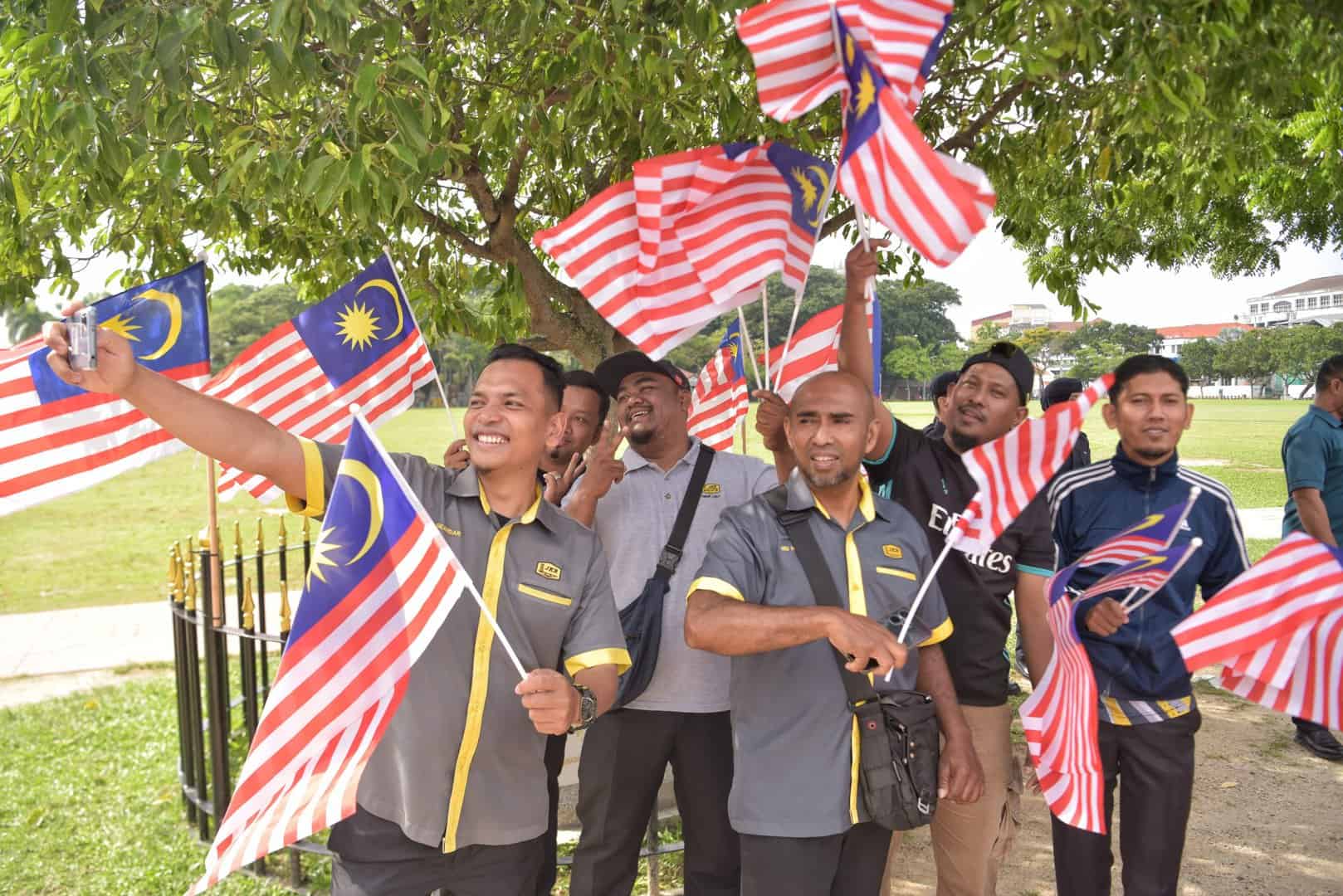 Bersama-sama zahirkan rasa cinta kepada negara sempena kempen Bulan ...
