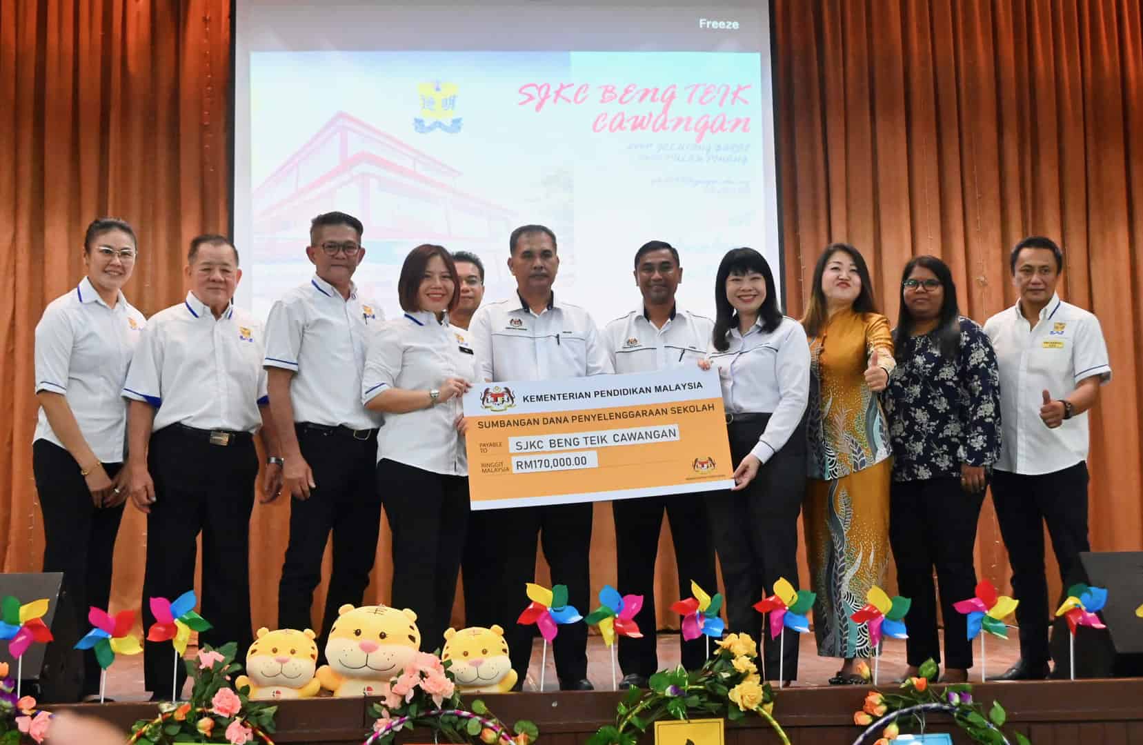 Eight more schools in Penang receive aid from MoE | Buletin Mutiara
