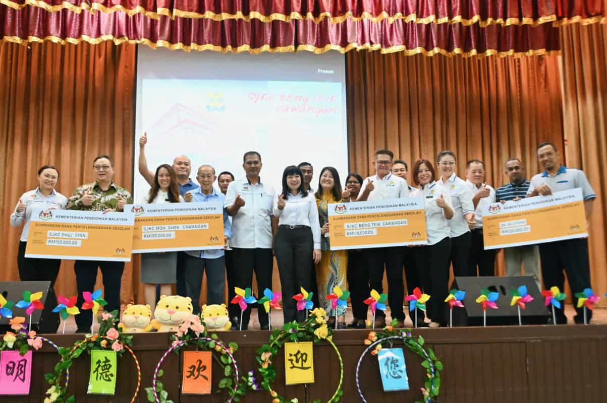 Eight more schools in Penang receive aid from MoE | Buletin Mutiara