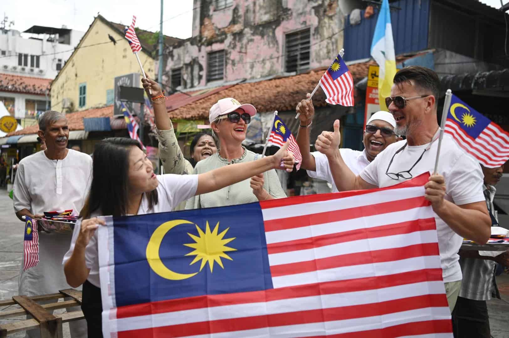 Penang Shirdi Sai Baba Centre distributes free food and Malaysian flags ...