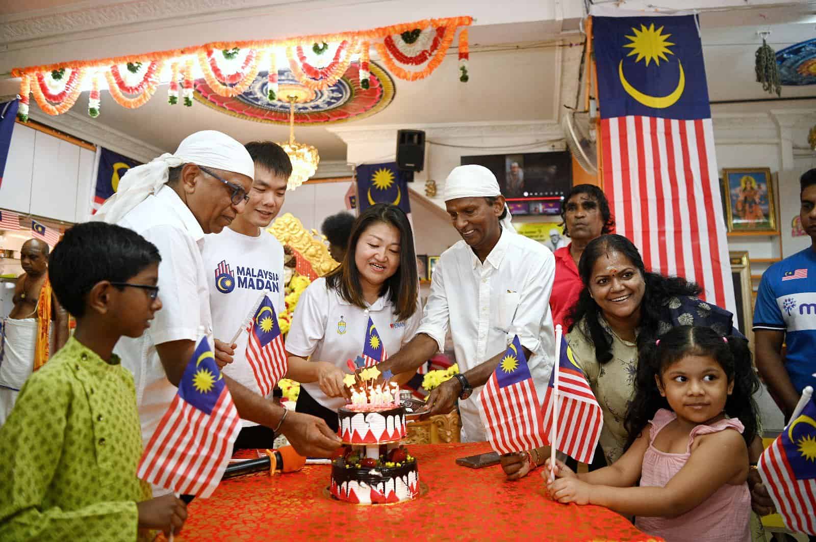 Penang Shirdi Sai Baba Centre distributes free food and Malaysian flags ...