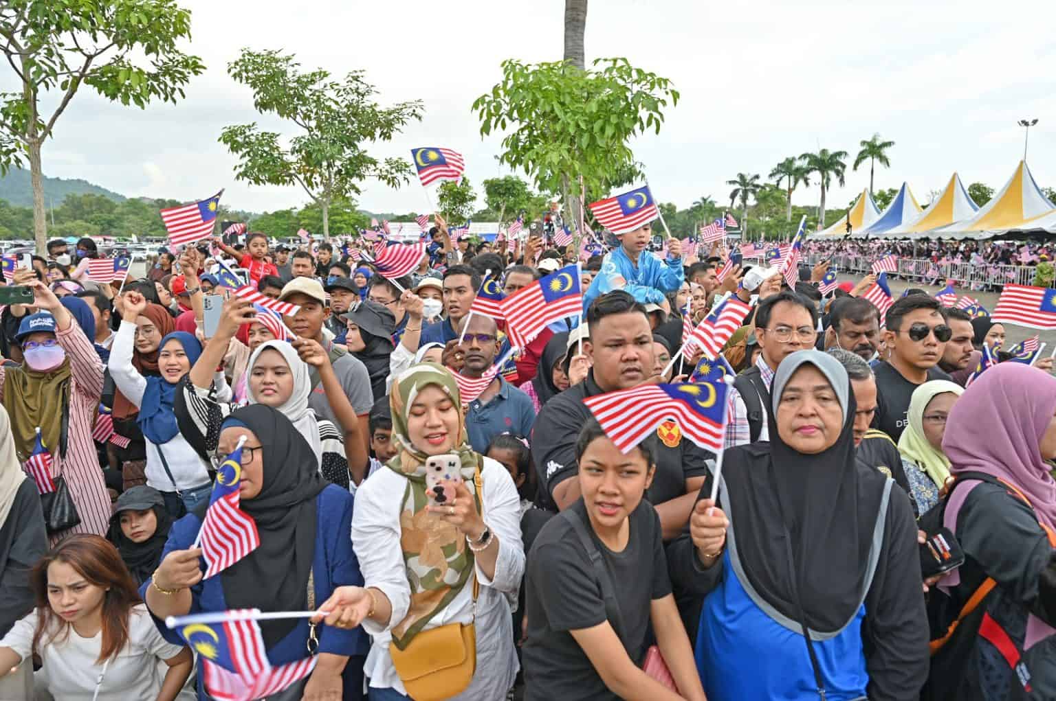 Overwhelming crowd at Batu Kawan Stadium in view of the Merdeka Day ...
