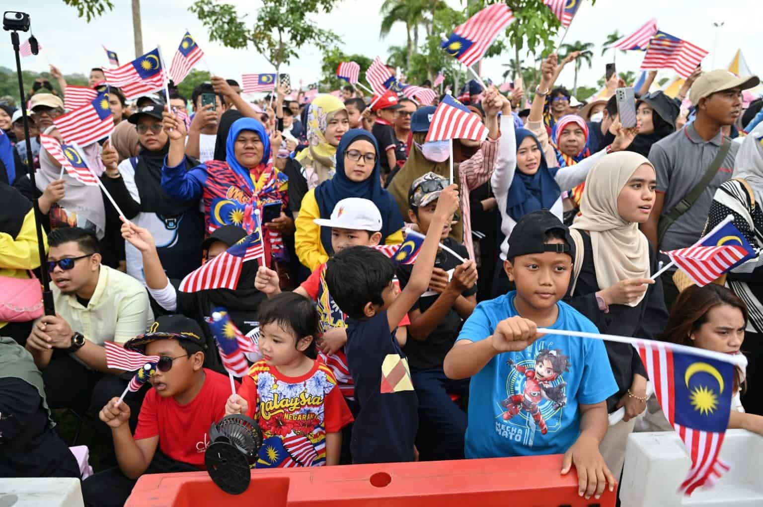 Overwhelming crowd at Batu Kawan Stadium in view of the Merdeka Day ...