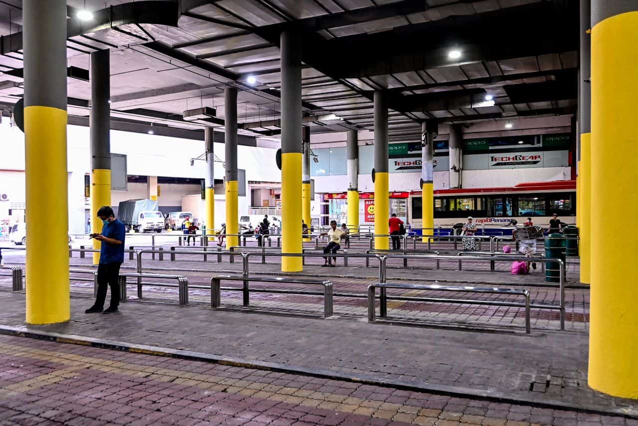 Keeping the bus terminal clean for bus users’ comfort | Buletin Mutiara