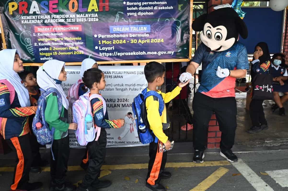 Ibu bapa, murid SK Seri Permai teruja sesi persekolahan bermula ...
