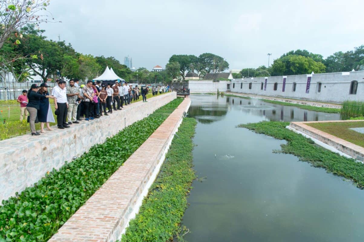 Bina semula astaka, konservasi parit kubu bahagian barat Fort ...