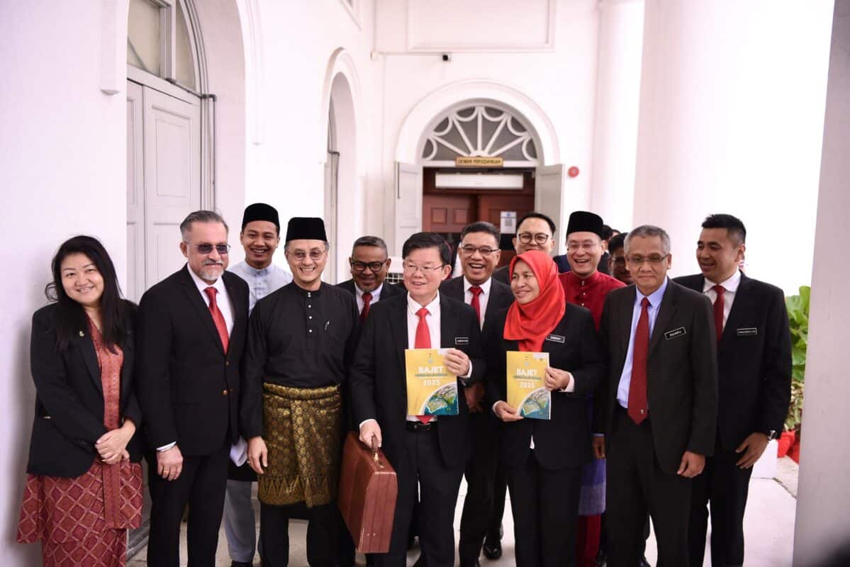 Belanjawan 2025: Penjawat awam terima bonus setengah bulan gaji, minimum RM1,000 | Buletin Mutiara