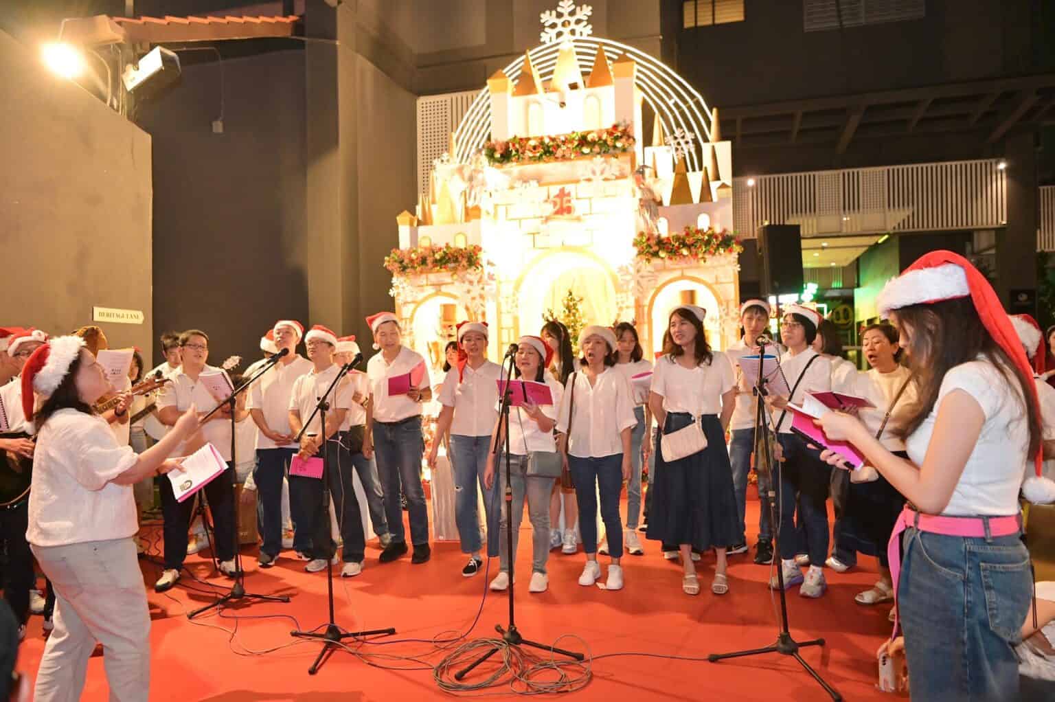 M Summit lights up for Christmas and 25th anniversary countdown ...