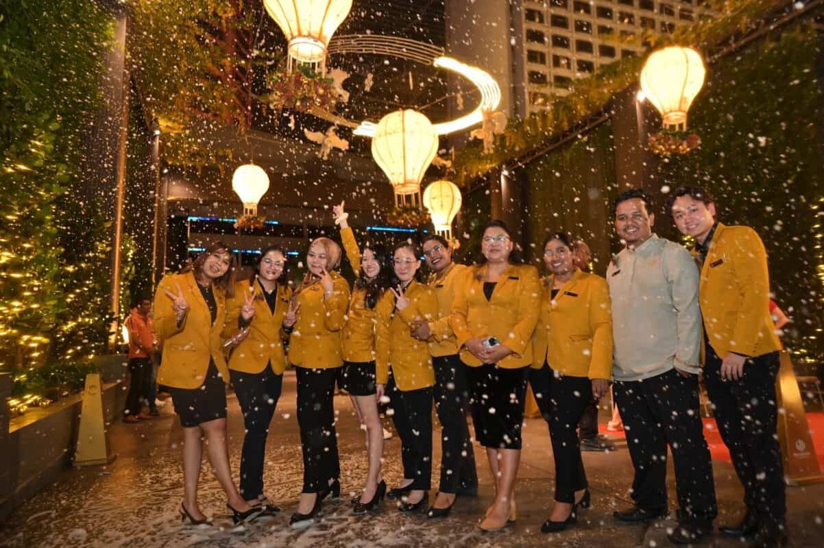 M Summit lights up for Christmas and 25th anniversary countdown ...
