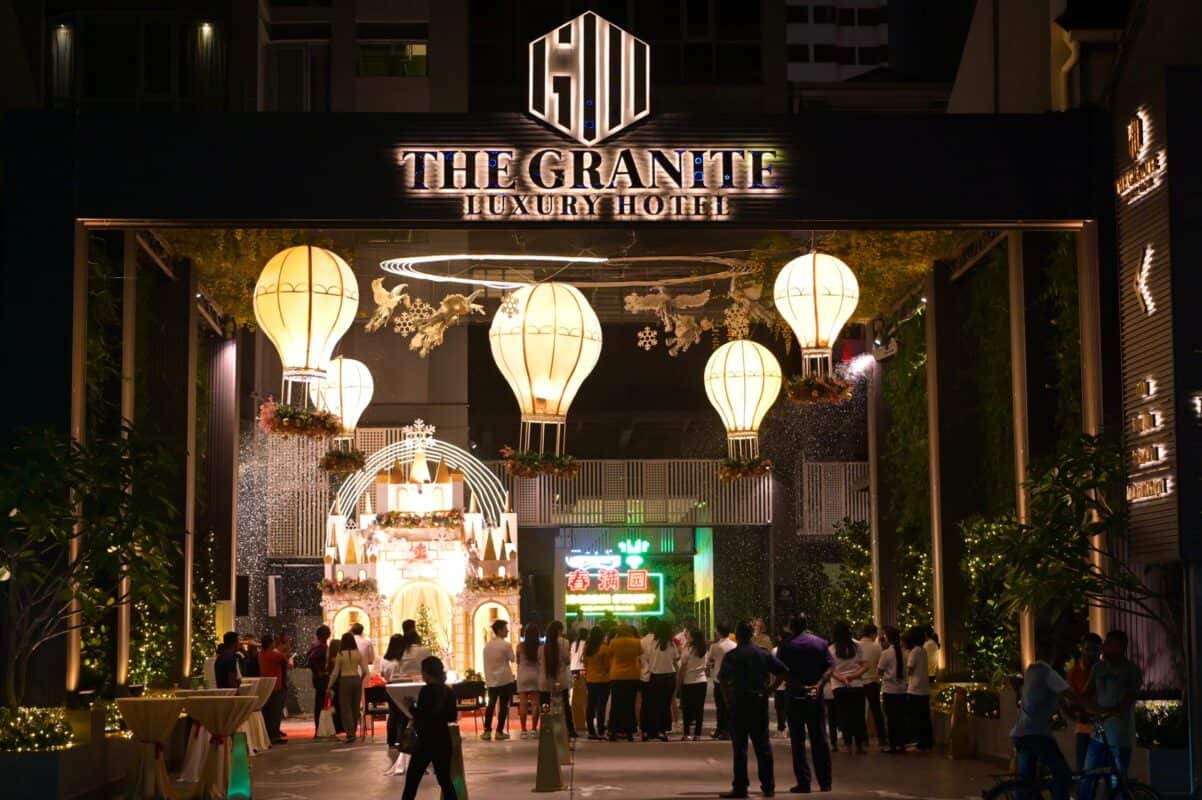 M Summit lights up for Christmas and 25th anniversary countdown ...