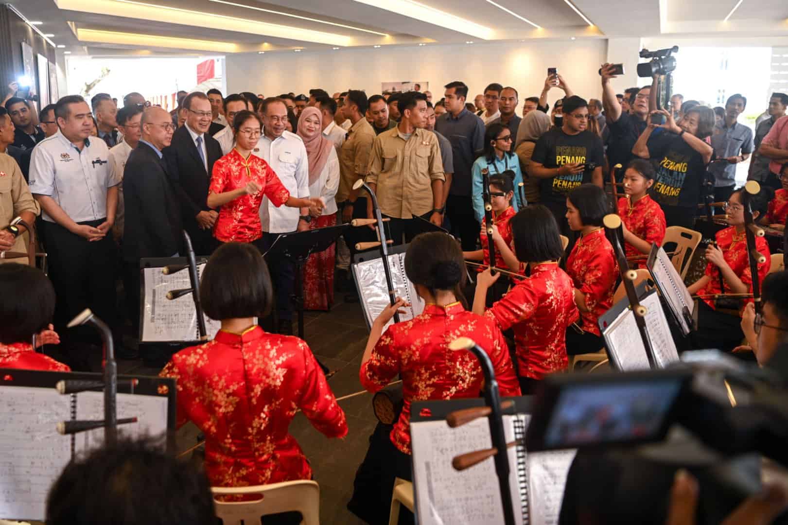 PM Anwar makes generous donations to 63 independent Chinese schools ...