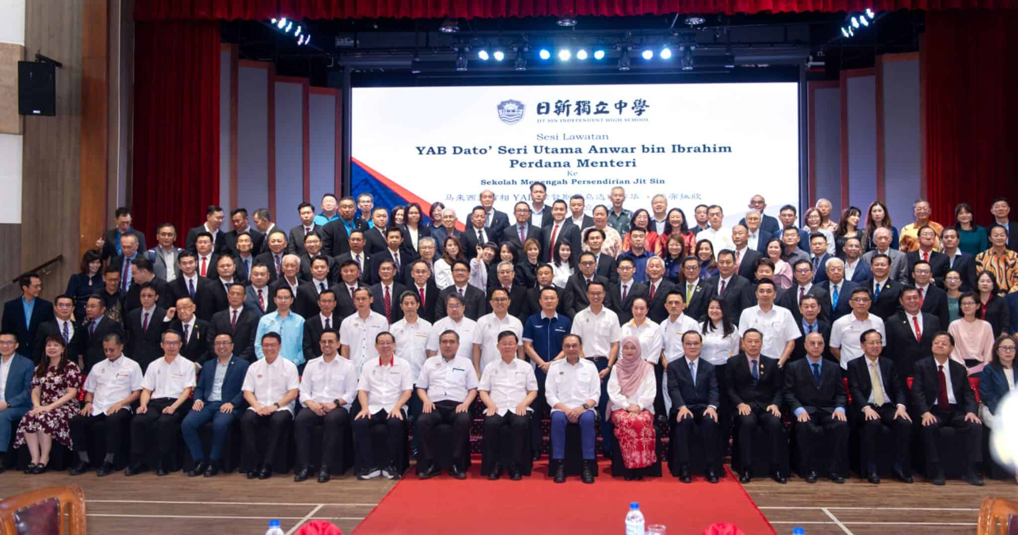 PM Anwar makes generous donations to 63 independent Chinese schools ...