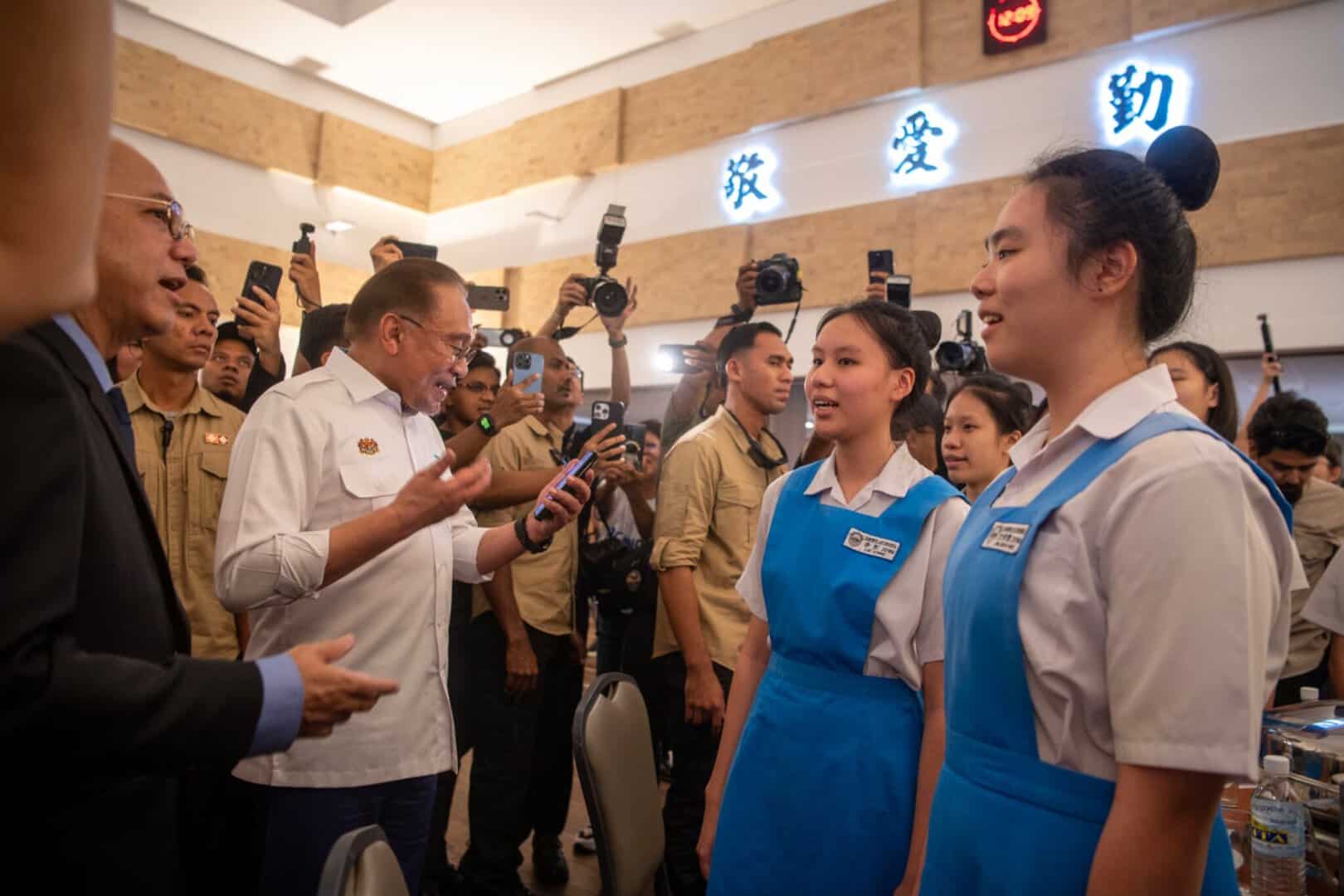 PM Anwar makes generous donations to 63 independent Chinese schools ...