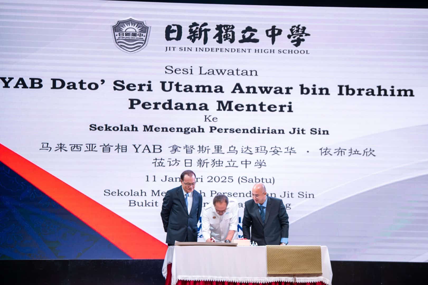 PM Anwar makes generous donations to 63 independent Chinese schools ...