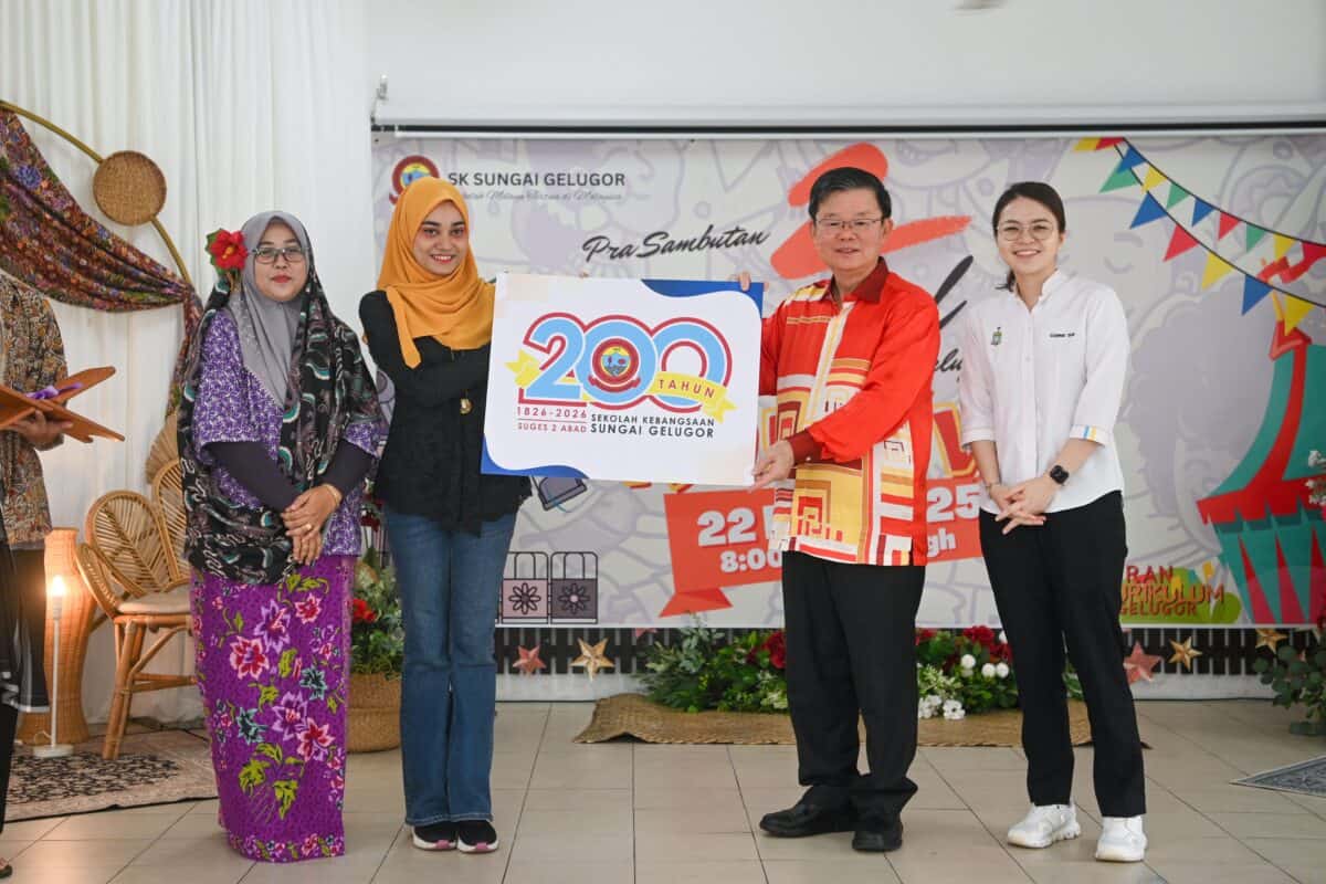 SK Sungai Gelugor terima RM50,000 rai ulang tahun ke-200 | Buletin Mutiara