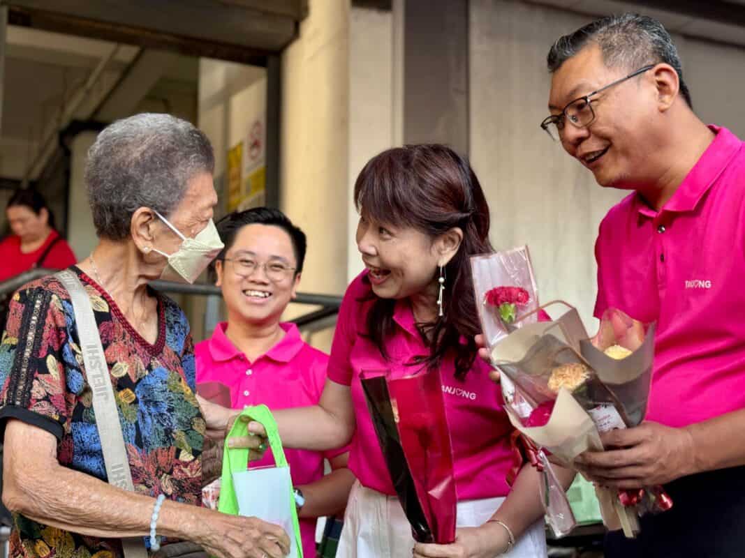 2,500 roses distributed to honour women in Tanjong | Buletin Mutiara